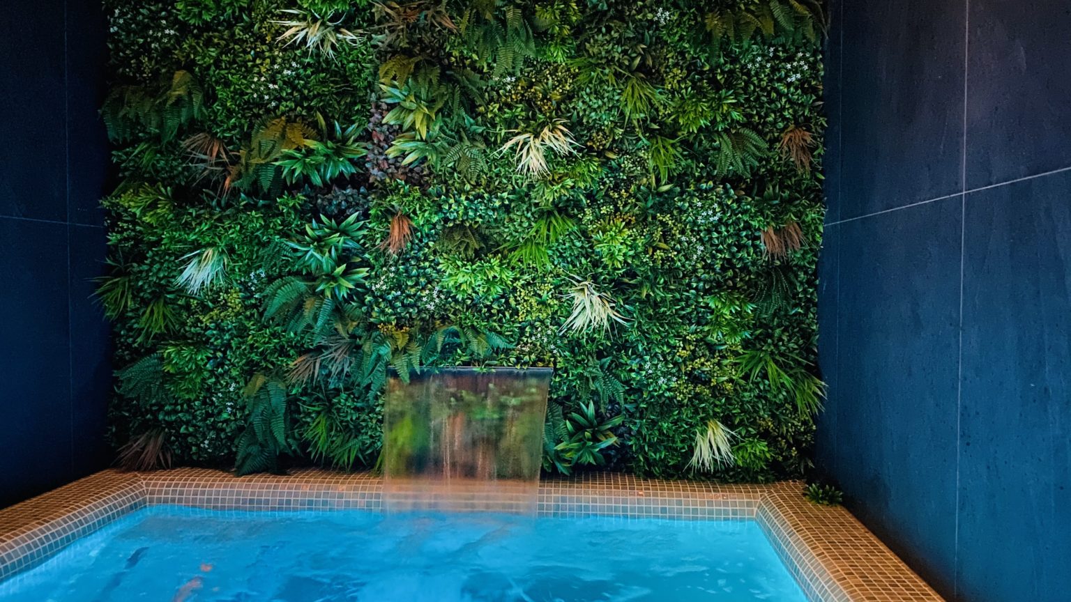 Artificial Plant Wall Covering / Tropical/ - Globero