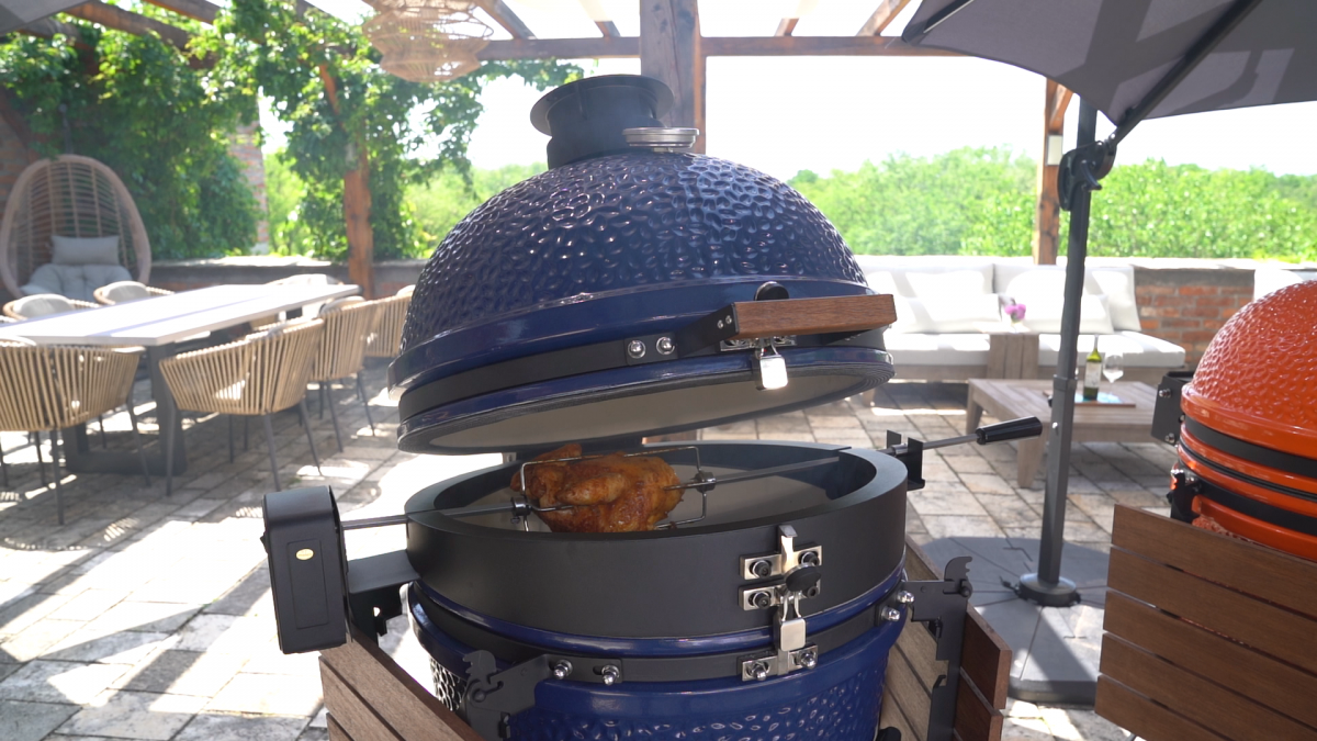 Így készül a grillcsirke a Kamado sütőben - Globero
